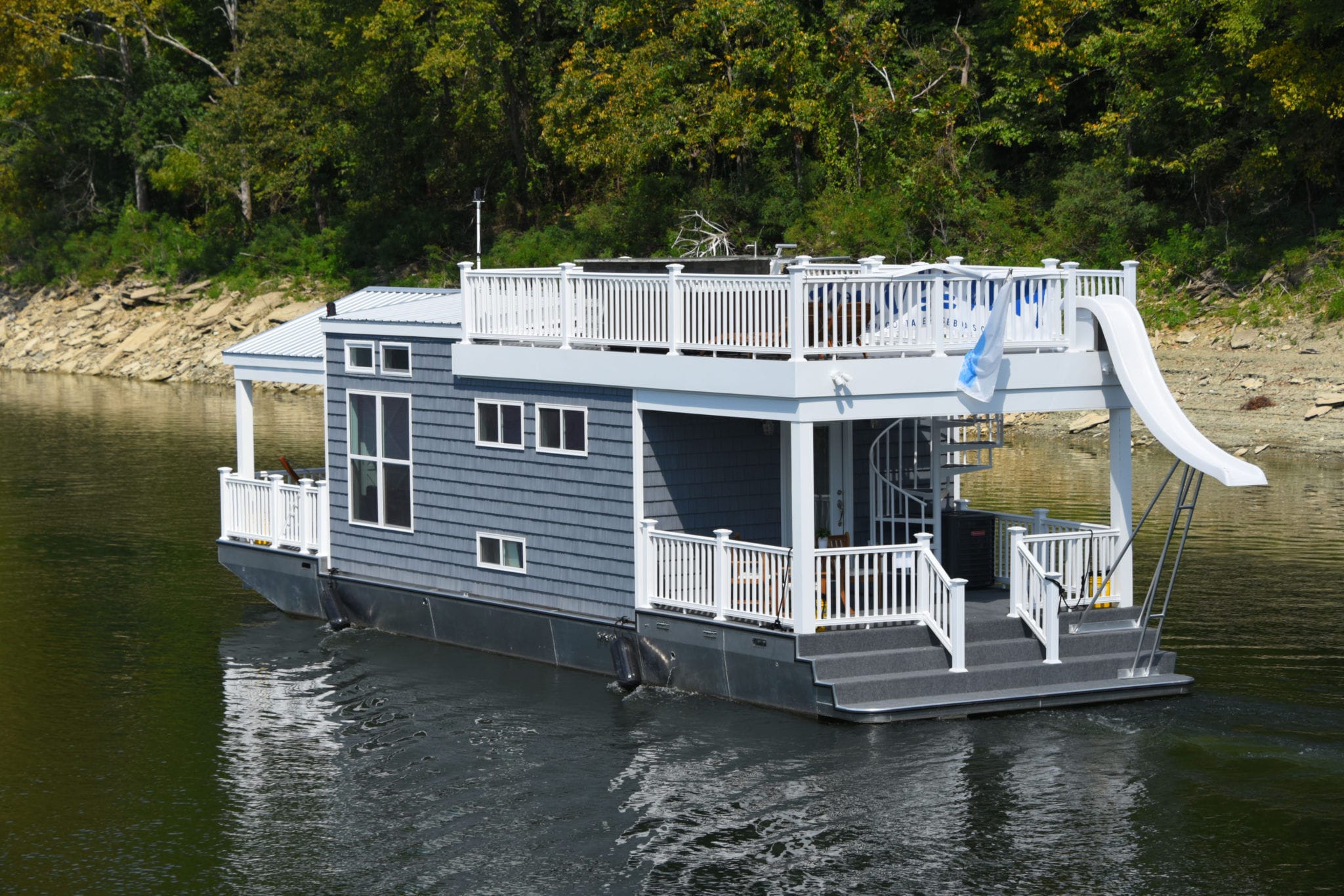 Inboard houseboat - Tiny - Harbor Cottage Houseboats - 6-person max.
