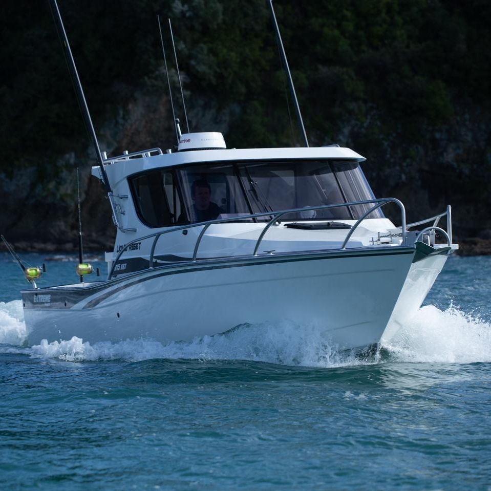 Inboard cabin cruiser - 915 XST - Extreme Boats EU Ltd. - diesel ...