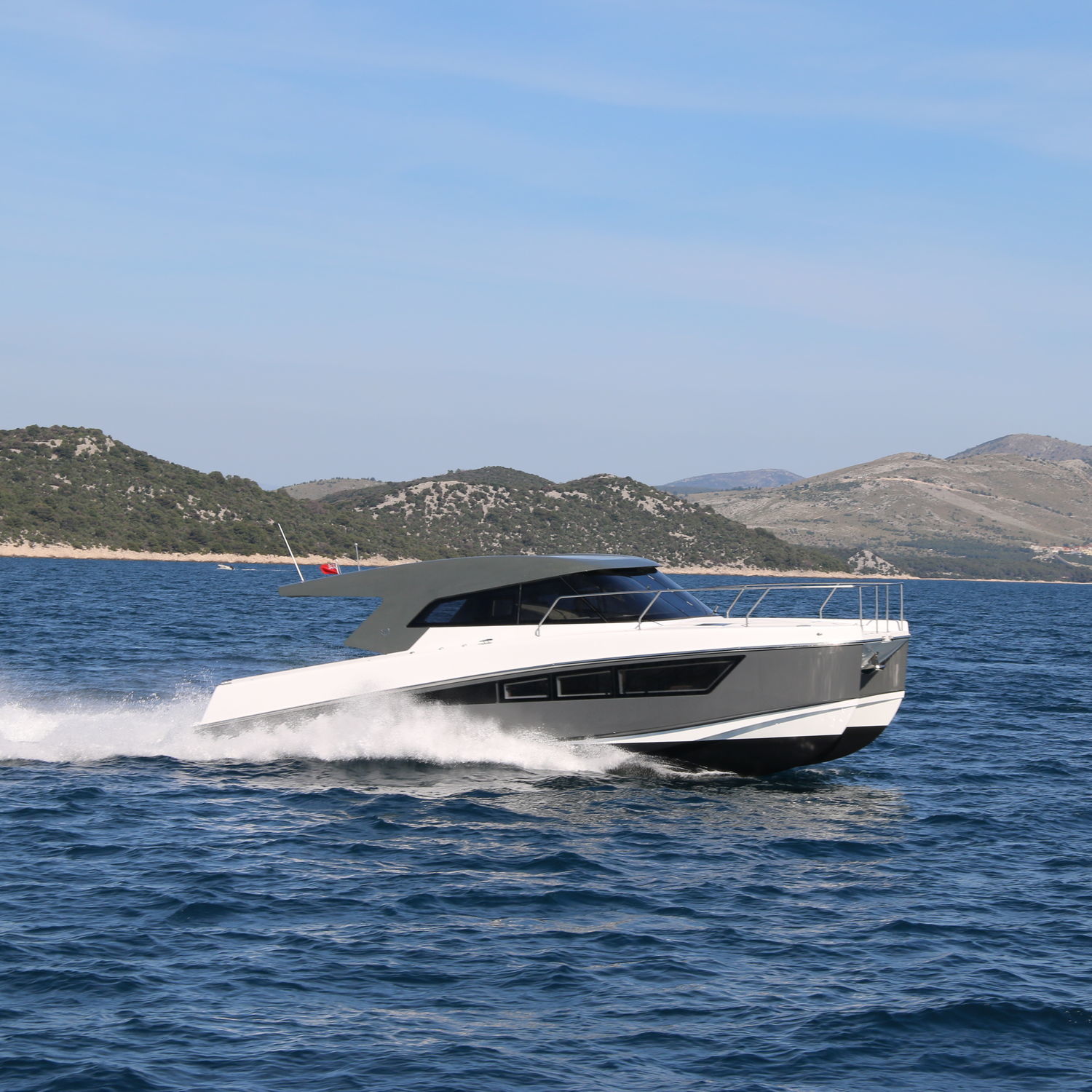 Catamaran express cruiser - M37 OPEN - MAKAI Yachts - inboard / twin ...