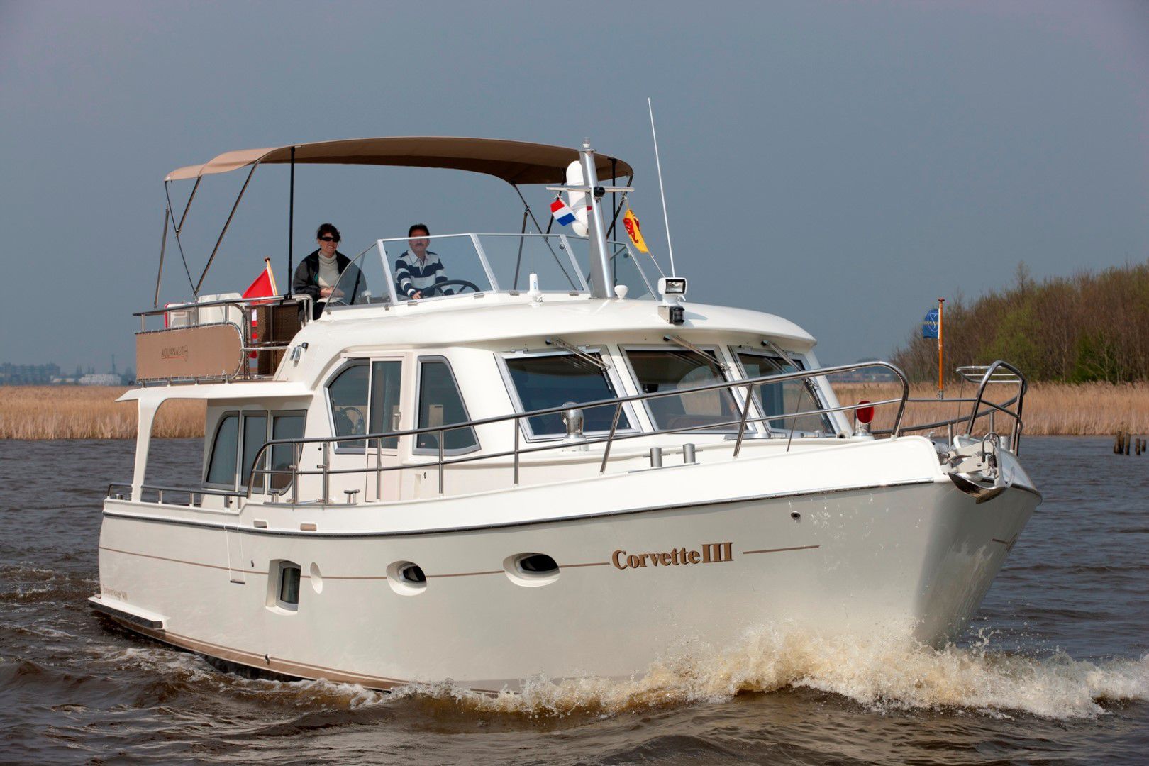Inboard express cruiser - EV 1400 II - Aquanaut - flybridge / canal / 4 ...