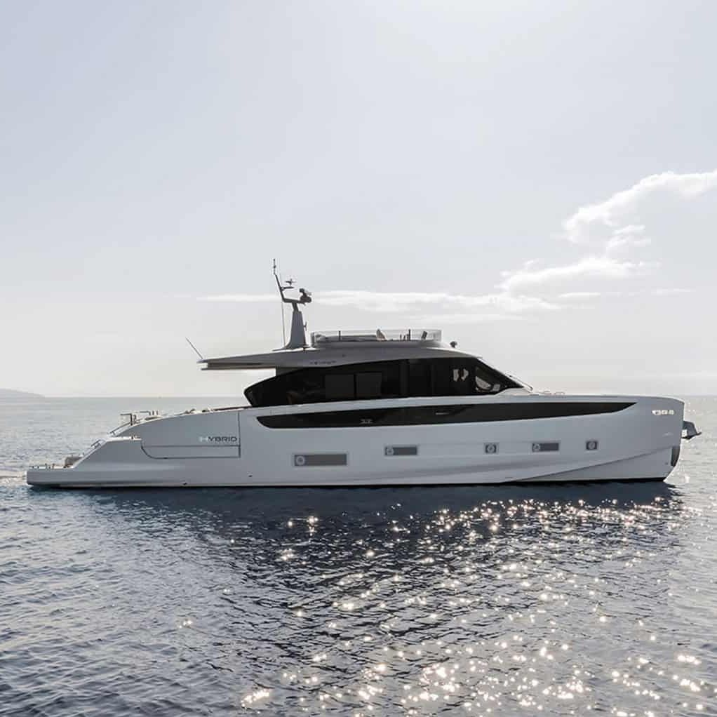 Cruising motor yacht - SEADECK 7 - Azimut - hard-top / flybridge / hybrid