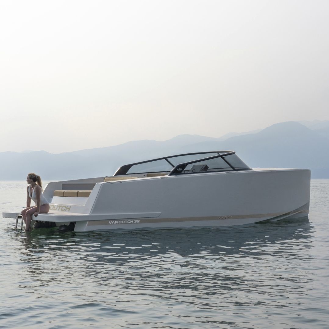 Inboard express cruiser - 32 - VanDutch - diesel / gasoline / twin-engine