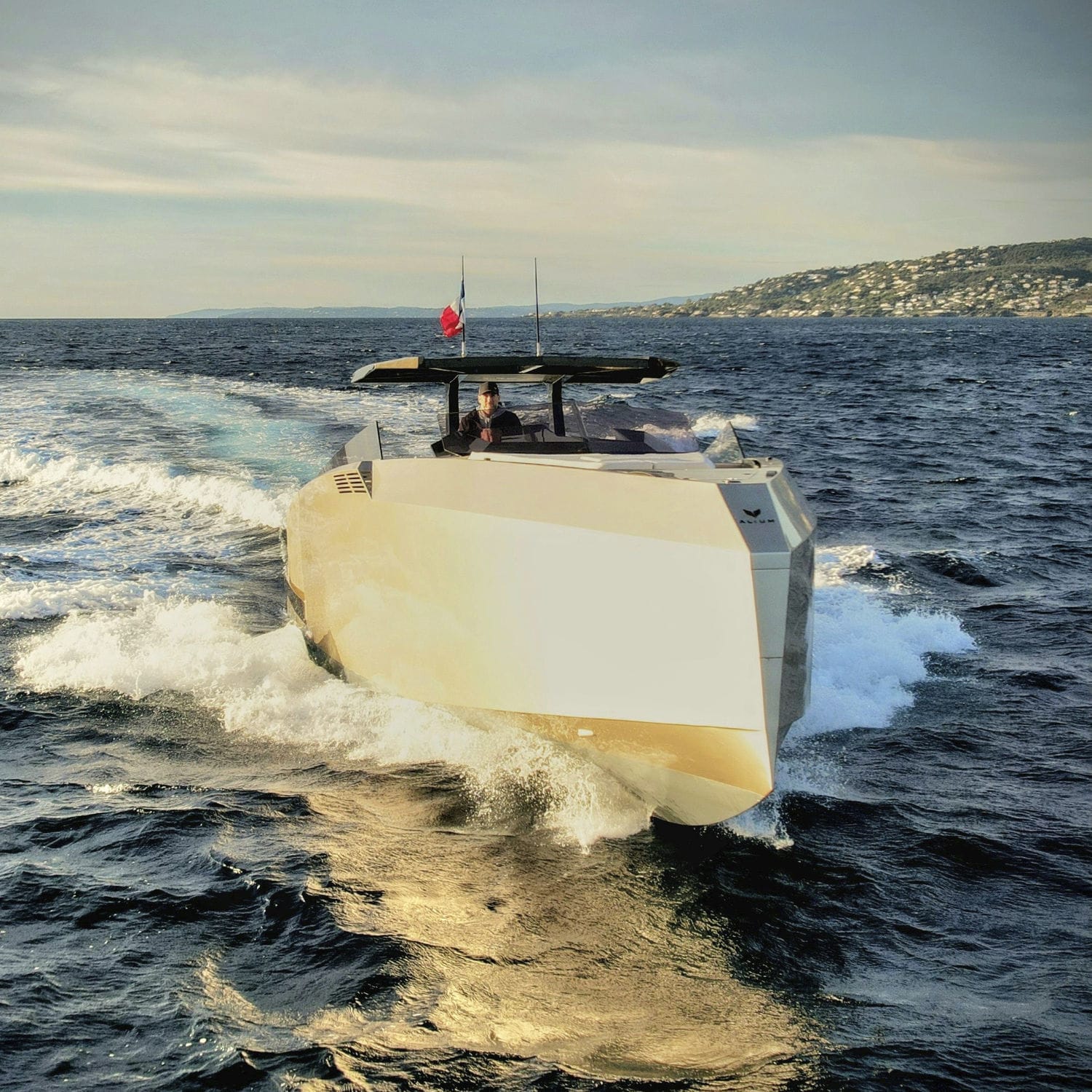 Inboard express cruiser - 42 - Alium Yachts - twin-engine / planing ...