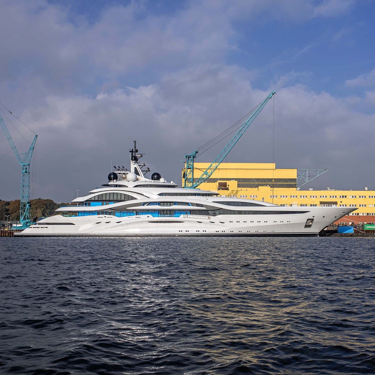 Cruising mega-yacht - AL LUSAIL - Lurssen Yachts - raised pilothouse ...