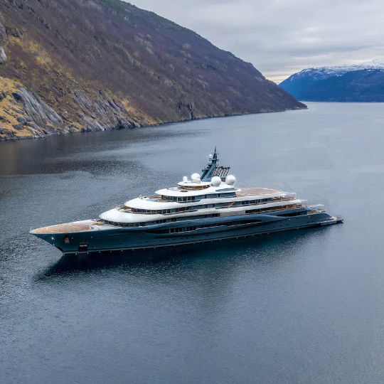 Cruising mega-yacht - FLYING FOX - Lurssen Yachts - raised pilothouse ...