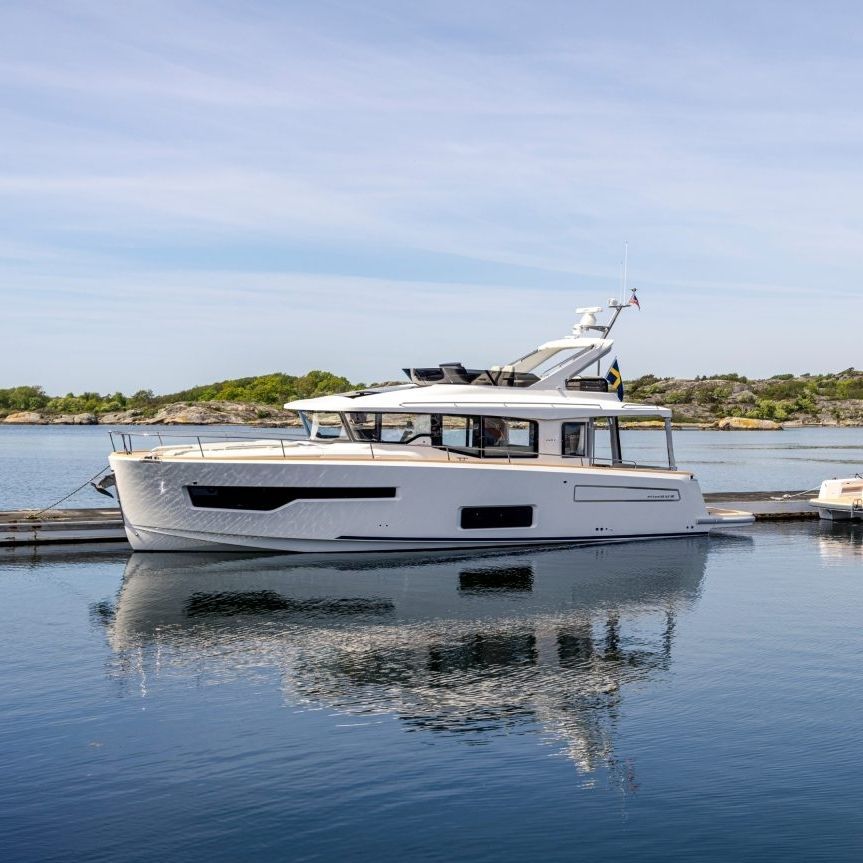 Inboard express cruiser - 495 - Nimbus - twin-engine / flybridge / classic