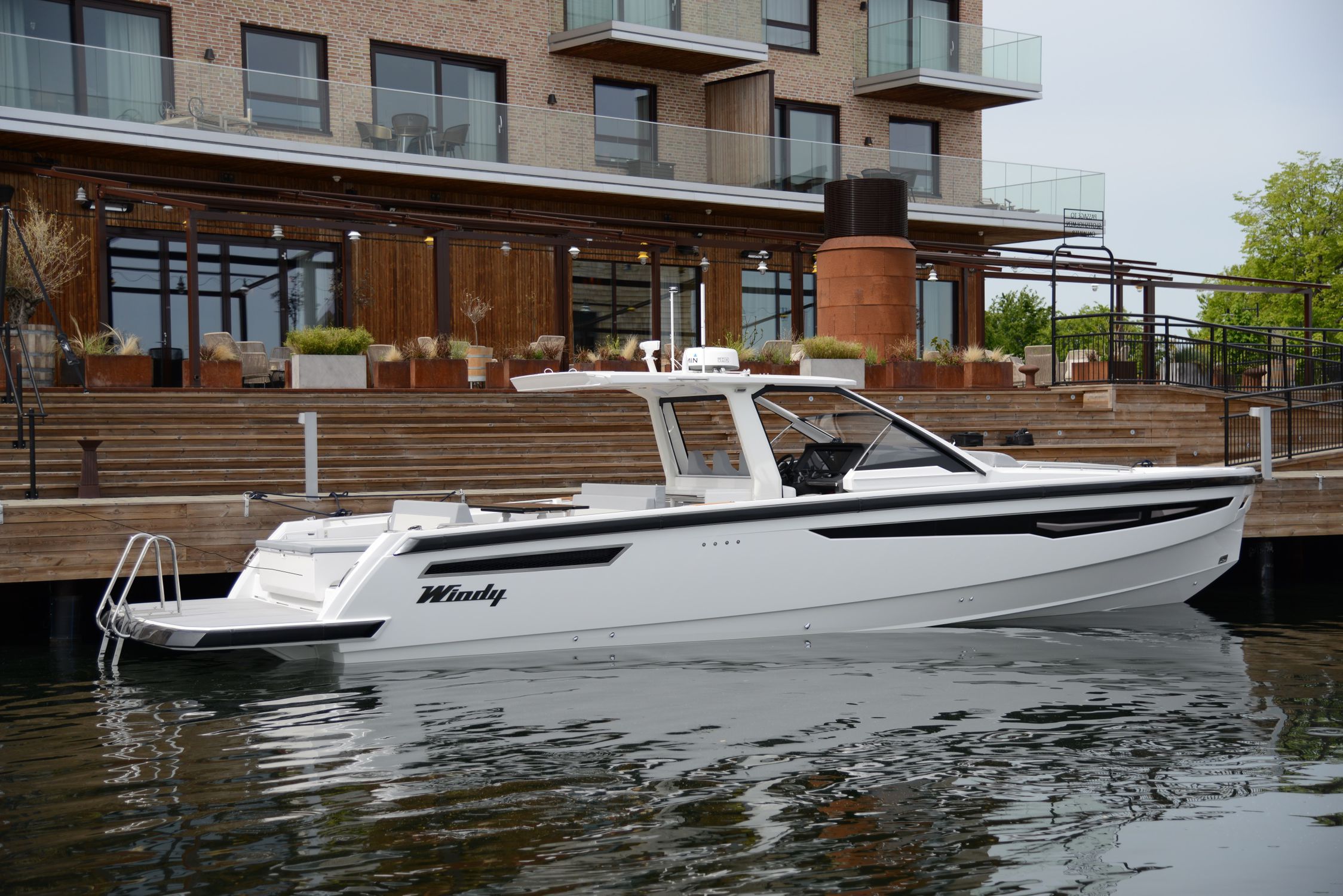 Inboard express cruiser - SR44PRO - Windy - twin-engine / hard-top / IPS