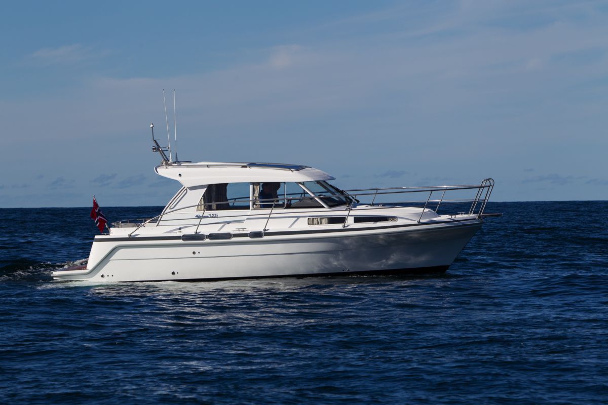 Inboard express cruiser - SAGA 325 - Saga boats - diesel / hard-top