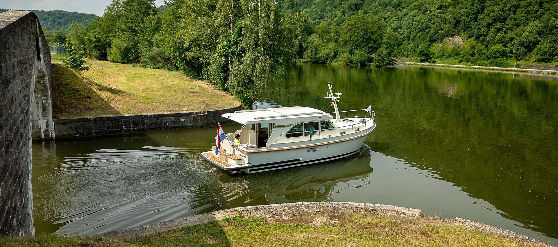 Inboard express cruiser - Grand Sturdy 30.0 Sedan - Linssen Yachts B.V ...