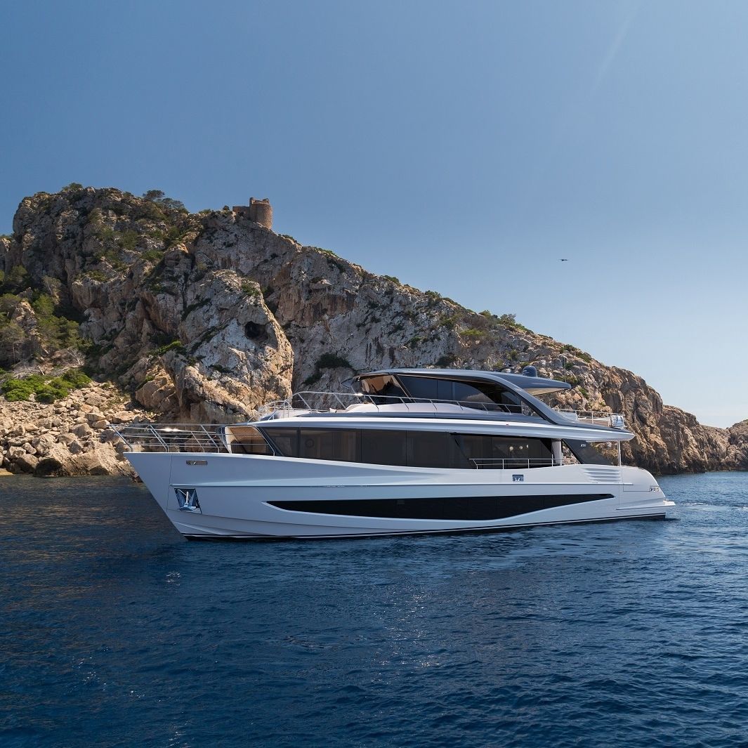 Cruising motor yacht - X90 - Princess - flybridge / 4-cabin / 8-berth