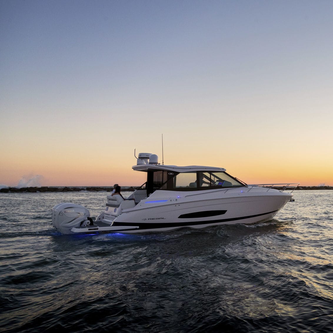 Outboard express cruiser - 36 XO - Regal - twin-engine / hard-top / 10 ...