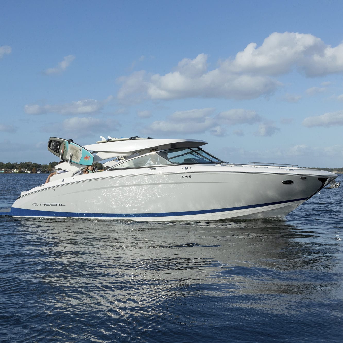 Inboard cabin cruiser - LS9 SURF - Regal - open / dual-console / bowrider