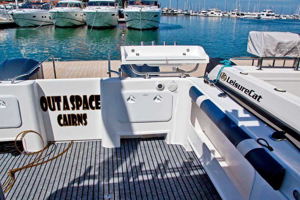 Catamaran express cruiser - 9000 Kingfisher - LeisureCat - outboard ...