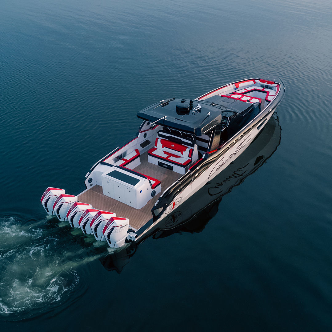 Outboard center console boat - 52′ THUNDER - Cigarette Racing Team ...