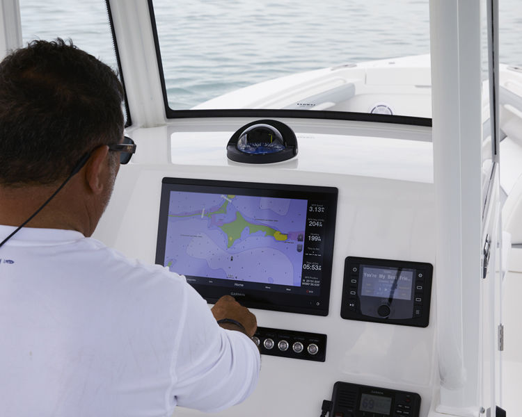 Outboard center console boat - 23 - Regulator - twin-engine / center ...