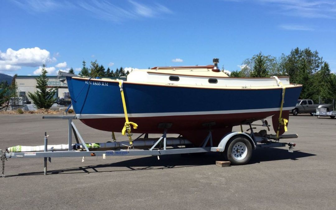 Classic sailboat - Wompus Cat 19 - Devlin - with bowsprit / gaff rig