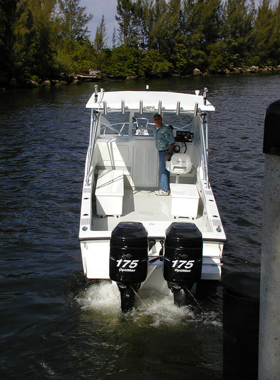 Outboard walkaround - 252 CUDDY - Dusky Marine - twin-engine / sport ...