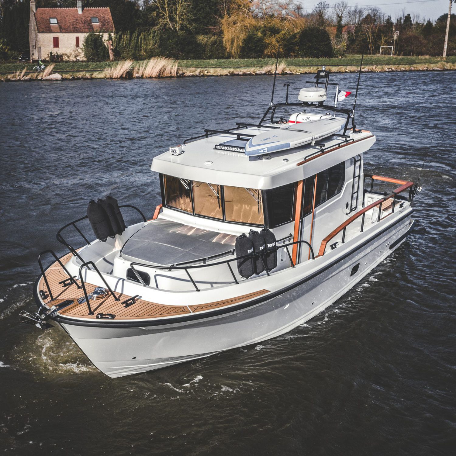 Inboard express cruiser - 32 TF - Targa - twin-engine / wheelhouse ...