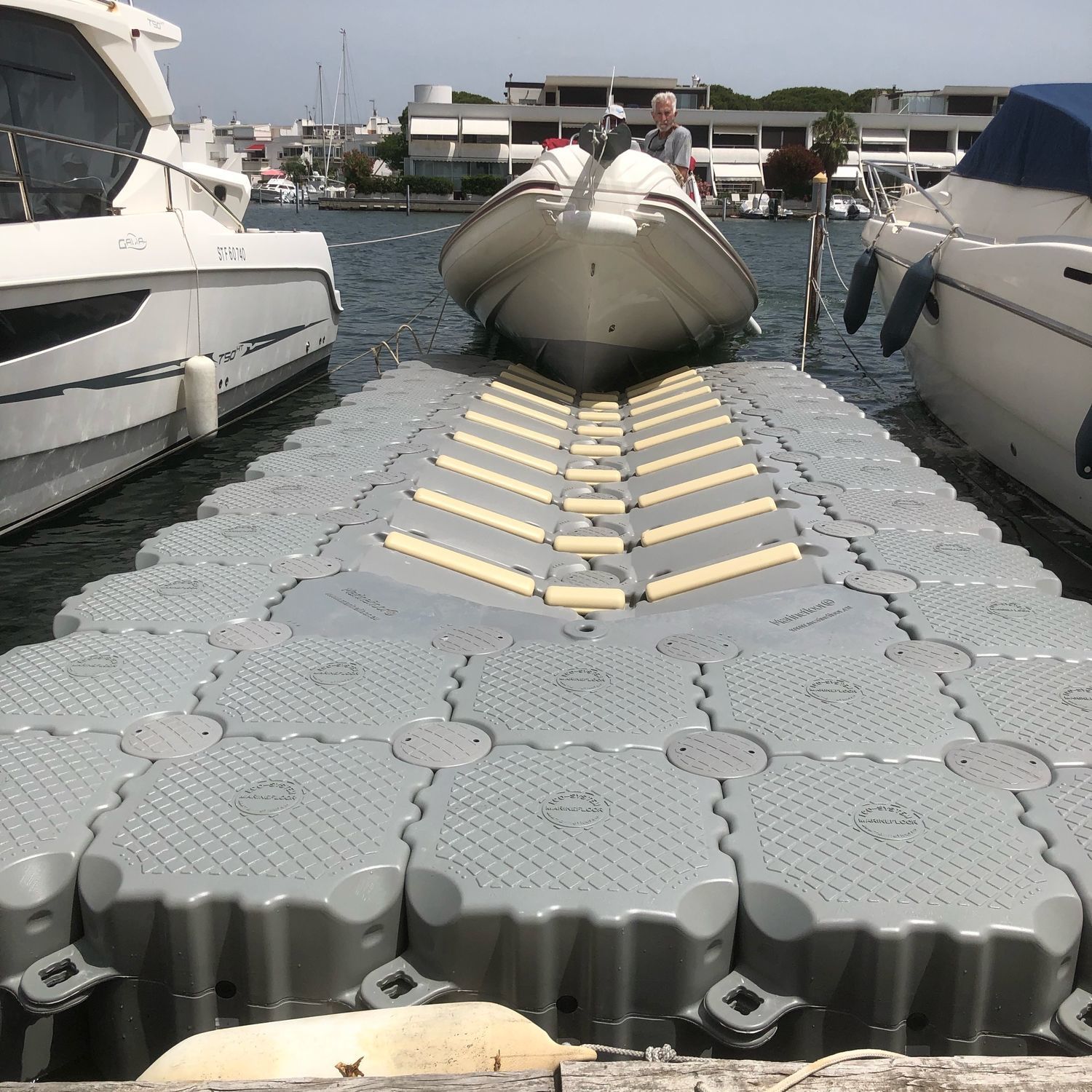 Floating dock - BOATFLOOR - MARINEFLOOR EUROPE - modular / drive-on ...