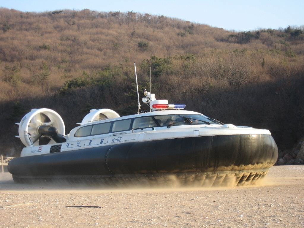Commercial hovercraft - Pioneer Mk3.1 - AirLift Hovercraft - passenger