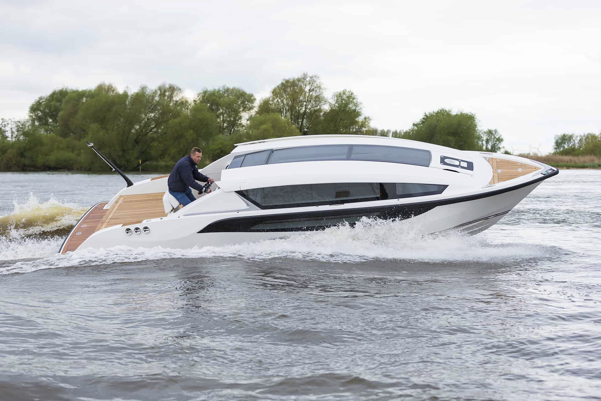 Inboard cabin cruiser - LIMOUSINE 9 M AFT HELM STATION - Yachtwerft ...