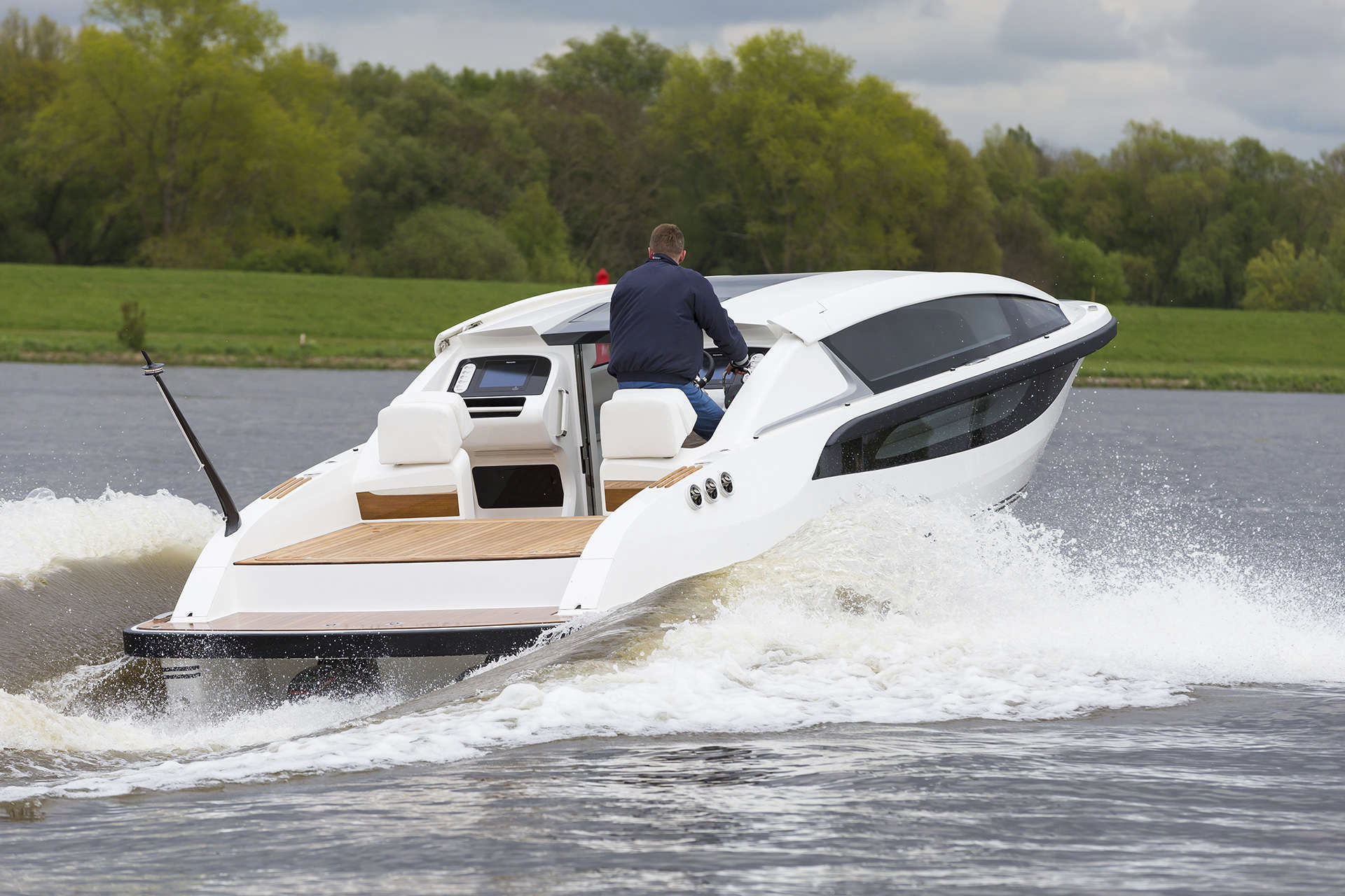 Inboard cabin cruiser - LIMOUSINE 9 M AFT HELM STATION - Yachtwerft ...