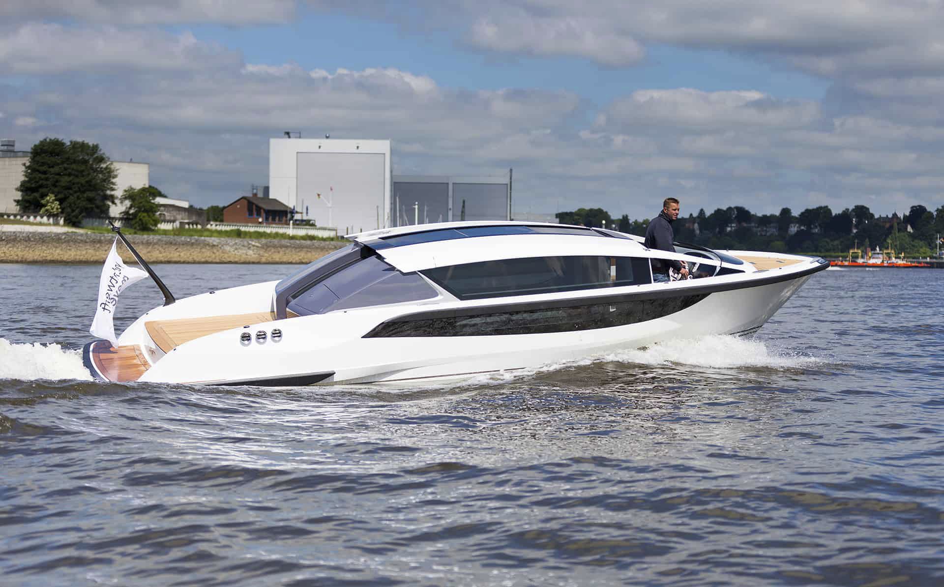 Inboard cabin cruiser - LIMOUSINE 9 M FRONT HELM STATION - Yachtwerft ...