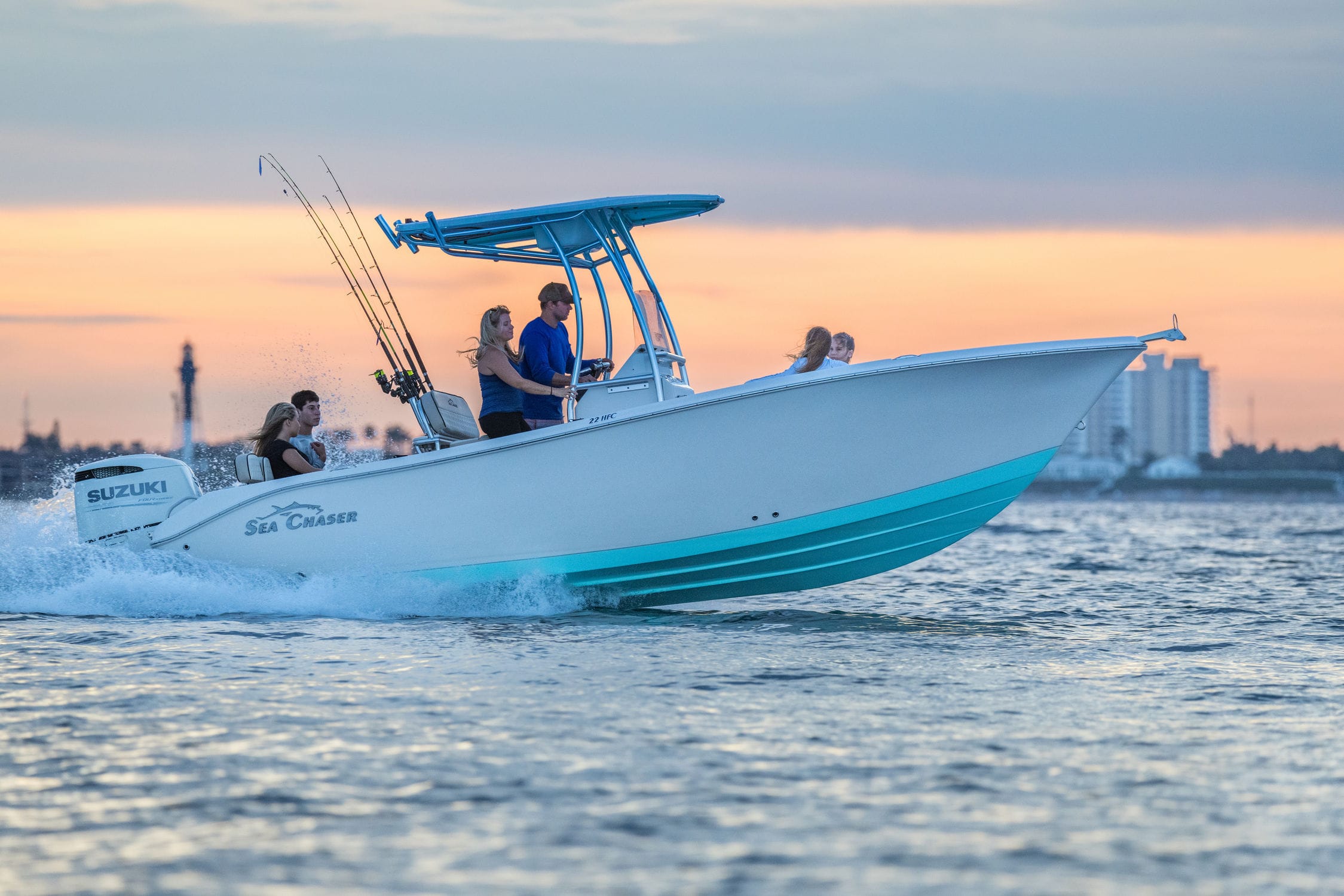 Outboard center console boat - 22 HFC - Sea Chaser - sport-fishing / fiberglass / sundeck