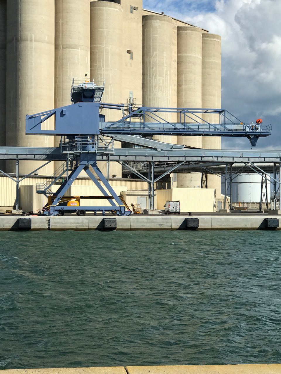 Conveyor ship loader - 1000 tph - VIGAN Engineering S.A. - floor track