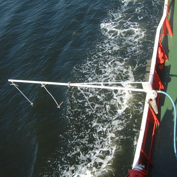 Spray system with arm - Widespray - Desmi - dispersant / boat-mounted ...
