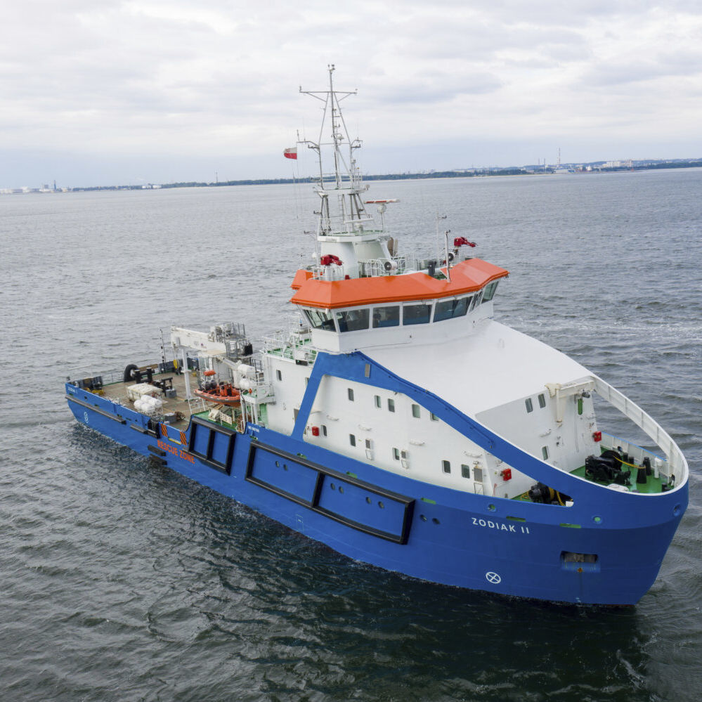 Buoy tender multi-purpose vessel - B618/1-2 - Remontowa - oil spill ...
