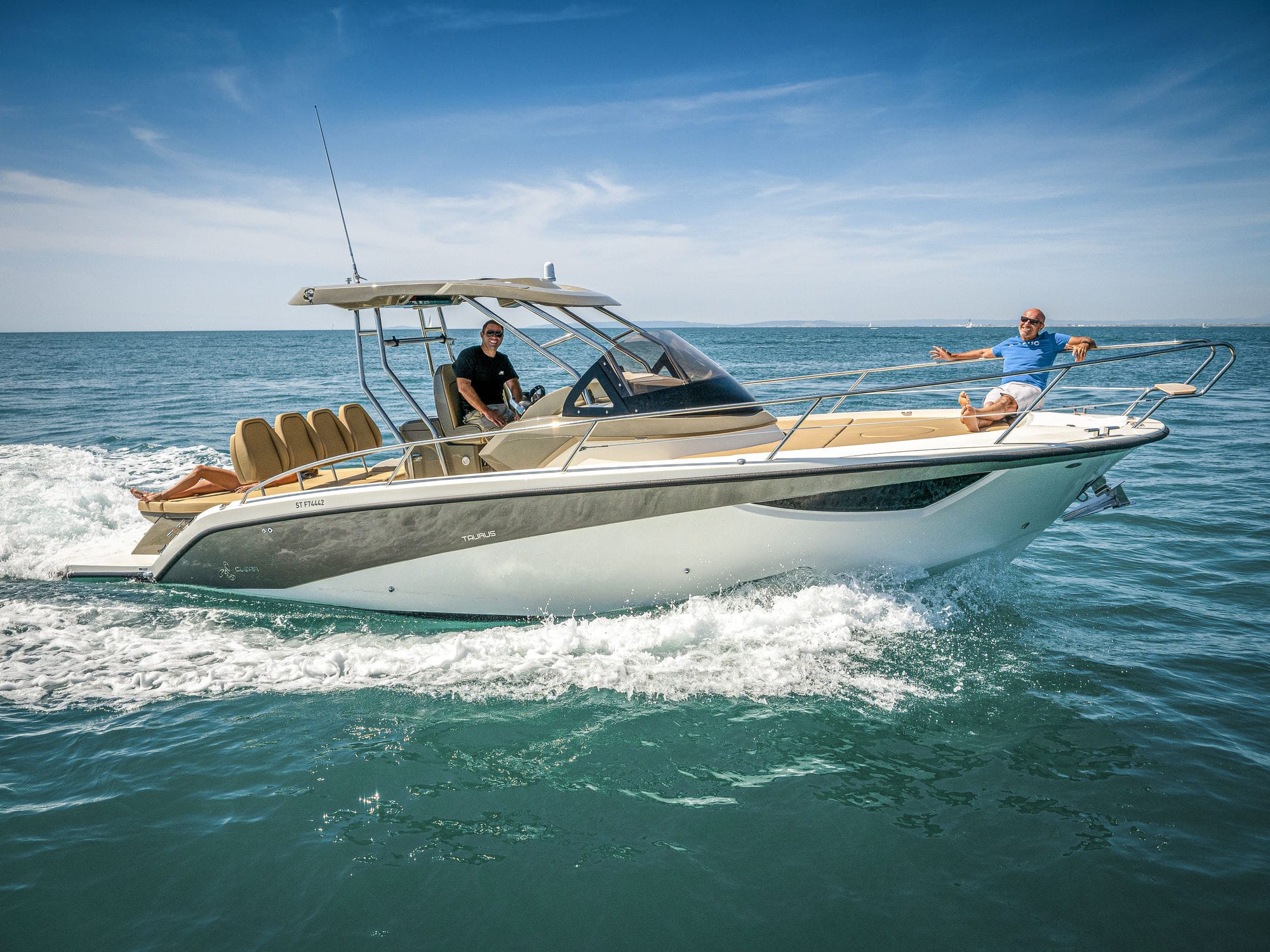 Inboard express cruiser - Taurus EFB - CLEAR - twin-engine / open ...