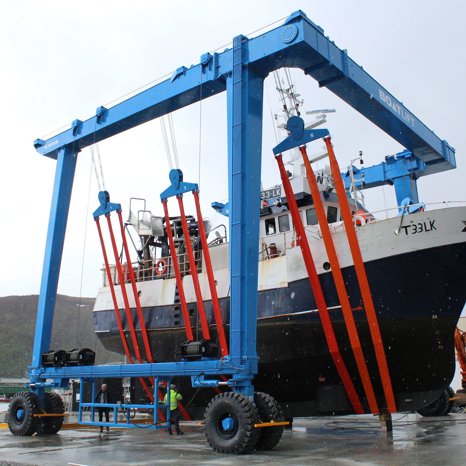 Remotely controlled travel lift - BL140-TLRC - BOAT LIFT - four-wheel ...