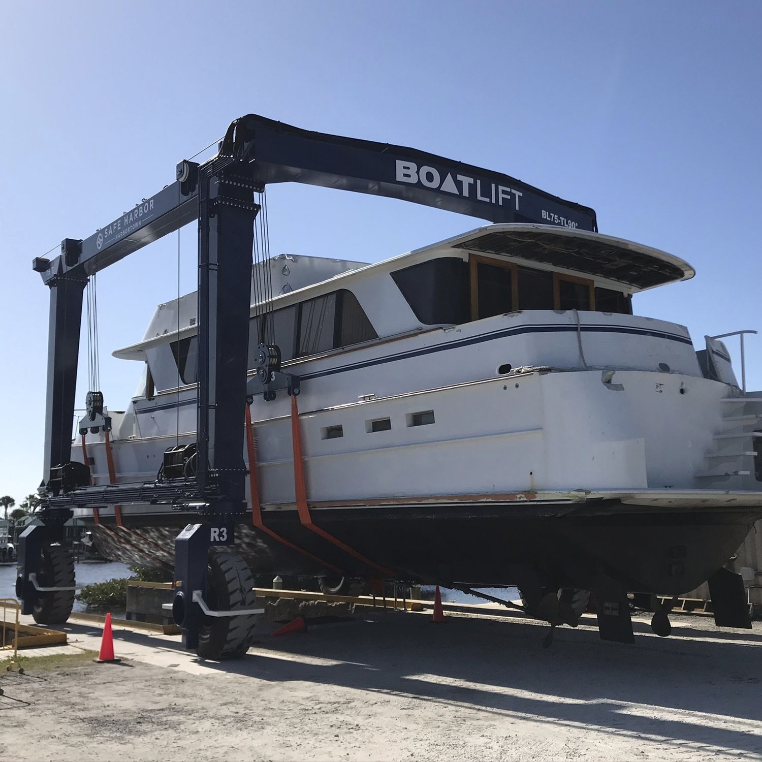 Remotely controlled travel lift - BL75TL-RC - BOAT LIFT - all-wheel ...