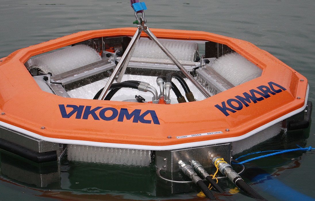 Weir oil skimmer - Komara Maxi - Vikoma International - brush / disc ...