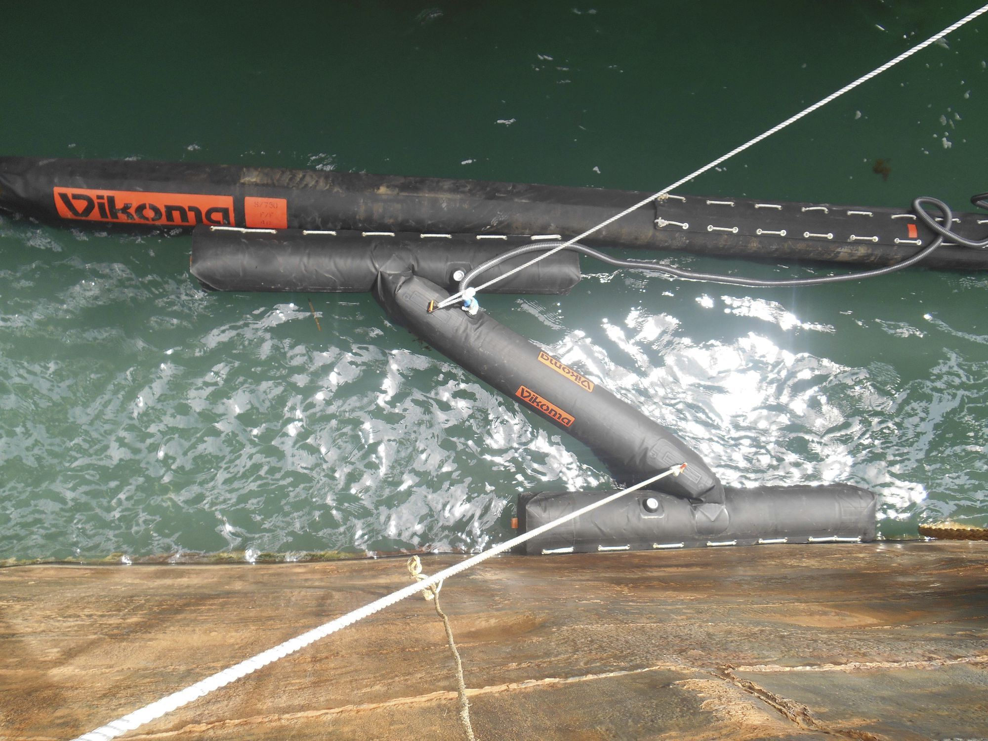 Pollution control boom - VikoSeal - Vikoma International - floating ...
