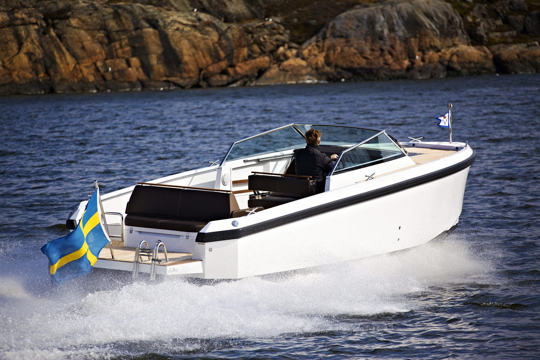 Inboard walkaround - 26 - Delta POwerboats - diesel / dual-console ...