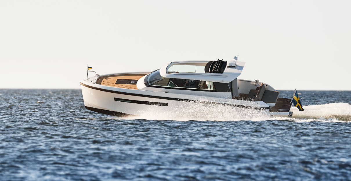 Inboard express cruiser - 33 coupé - Delta POwerboats - twin-engine ...