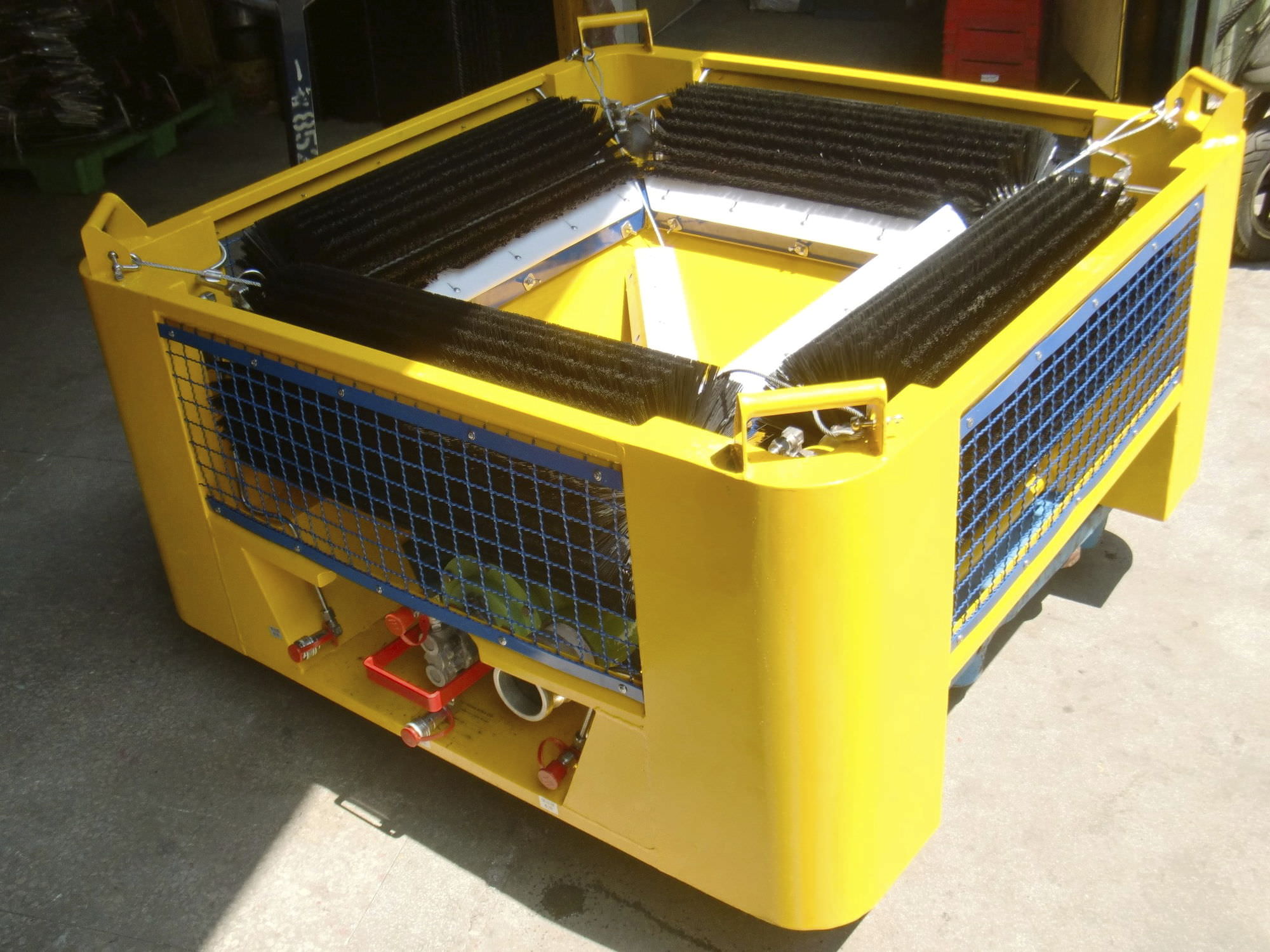 Multi-brush oil skimmer - EMPTEEZY