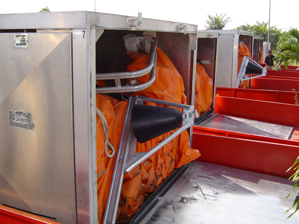 Oil boom deployment system - DECKPAK - Versatech Products