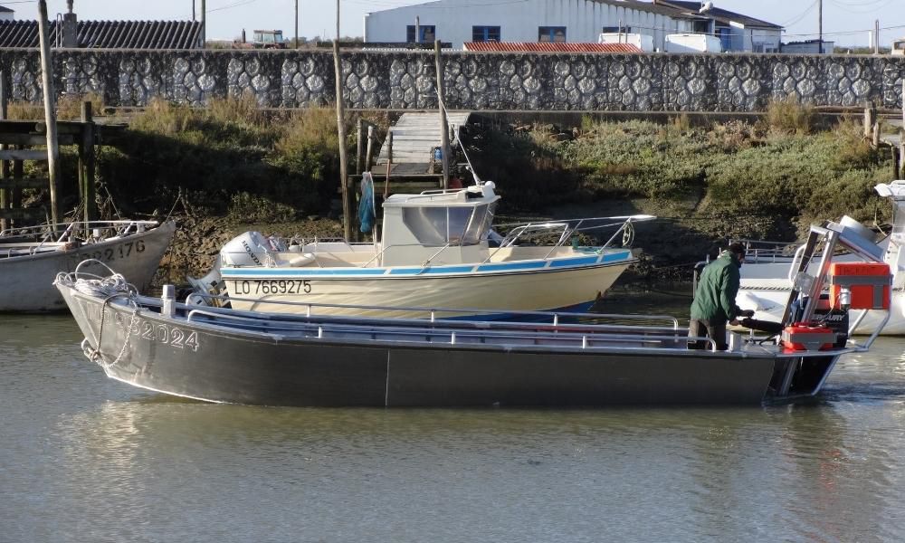 Professional fishing boat - PLATFORMS - Navalu - logistics transport ...