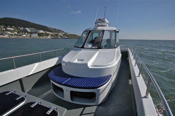 Catamaran walkaround - 3 Fishes - Cheetah Marine - outboard / center ...