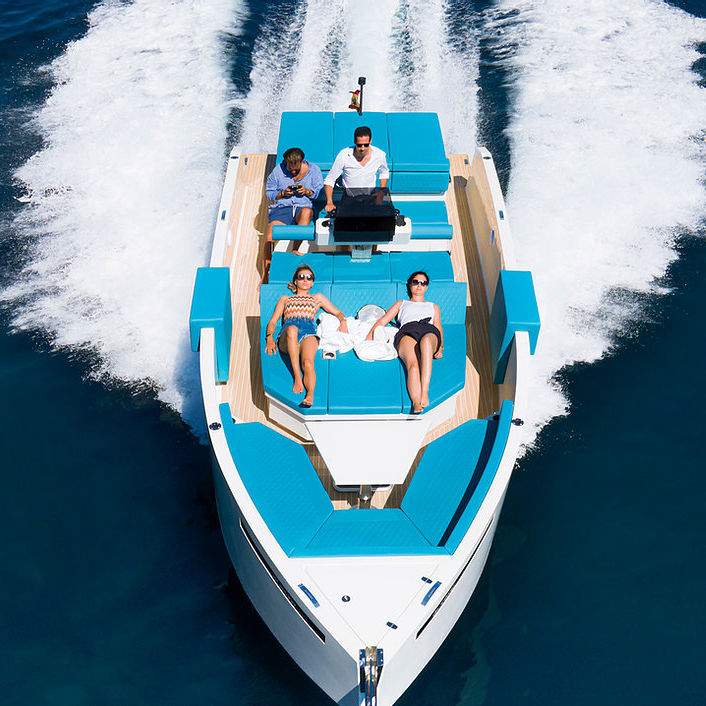 Inboard walkaround - D28 DECK - De Antonio Yachts - twin-engine ...