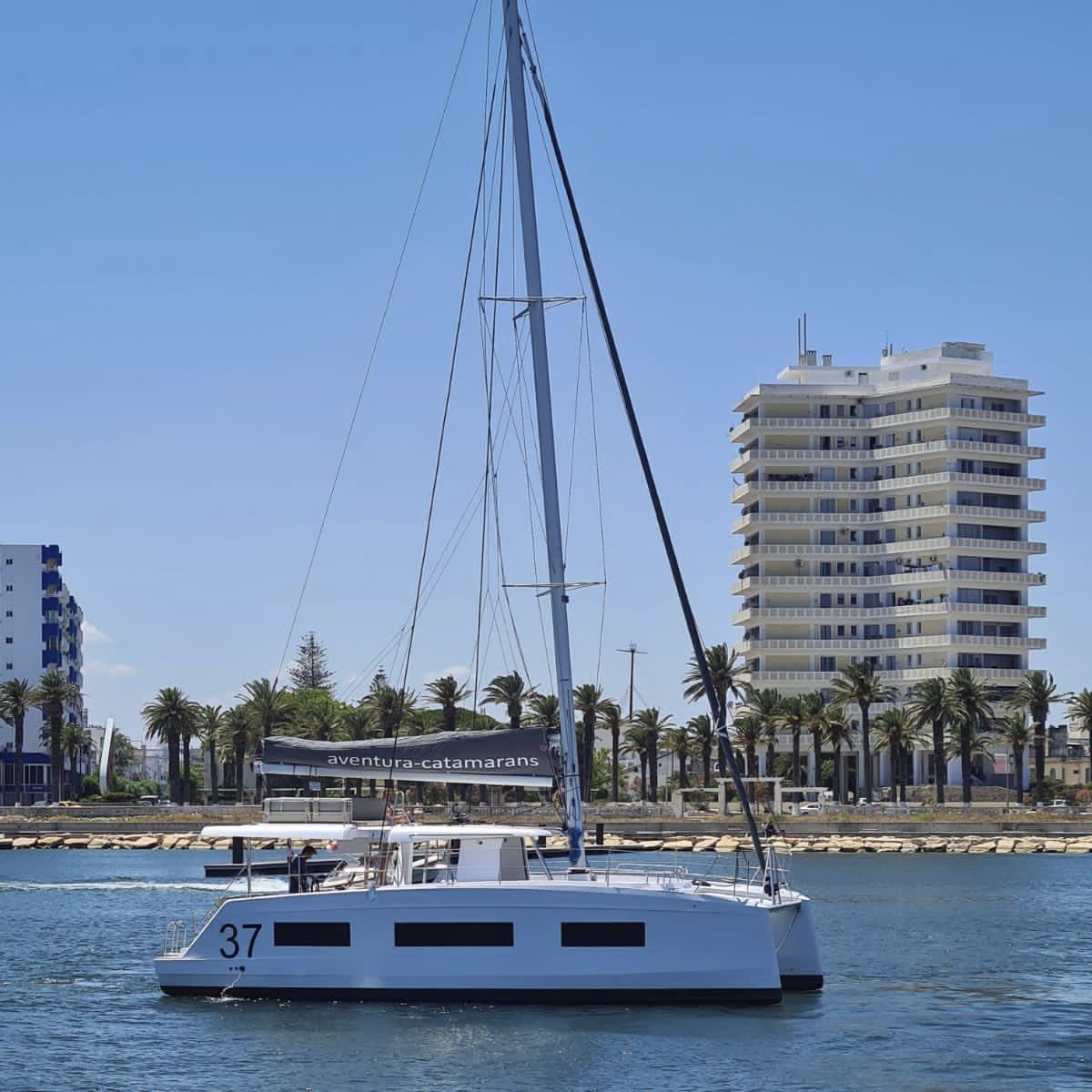 Catamaran - 37 DC - AVENTURA YACHTS - day charter / 3-cabin / sail-drive