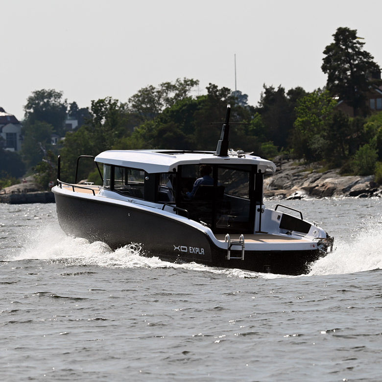 Inboard cabin cruiser - EXPLR 10 S+ IB - XO Boats - hard-top / aluminum ...
