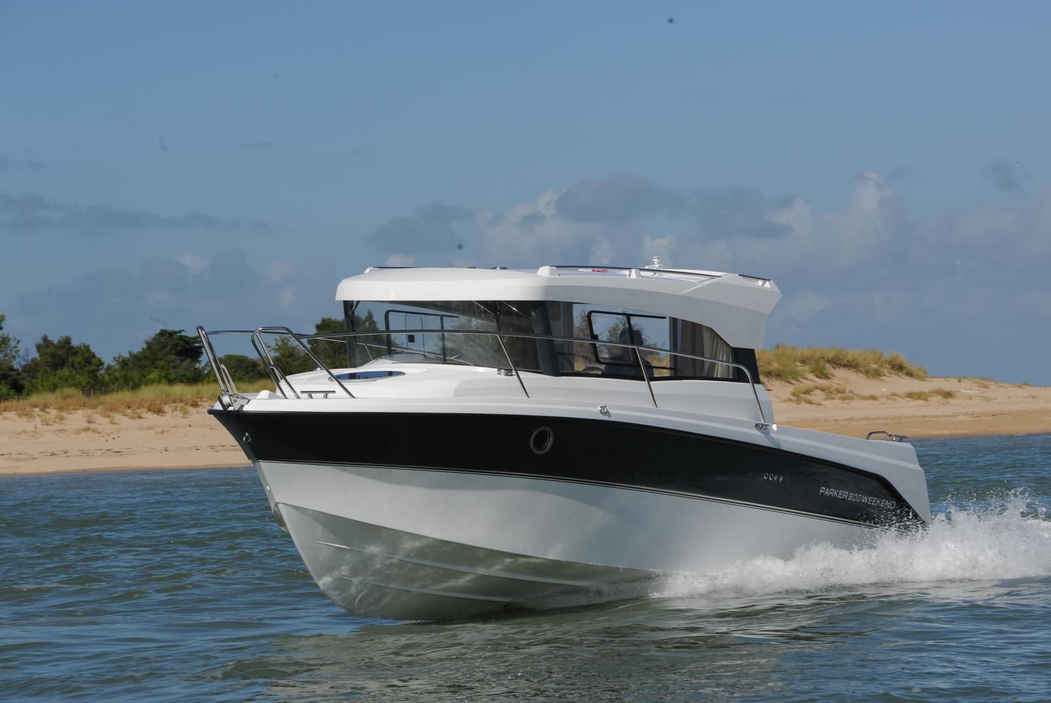 Outboard cruising fishing boat - 800 WEEKEND - Parker Poland ...