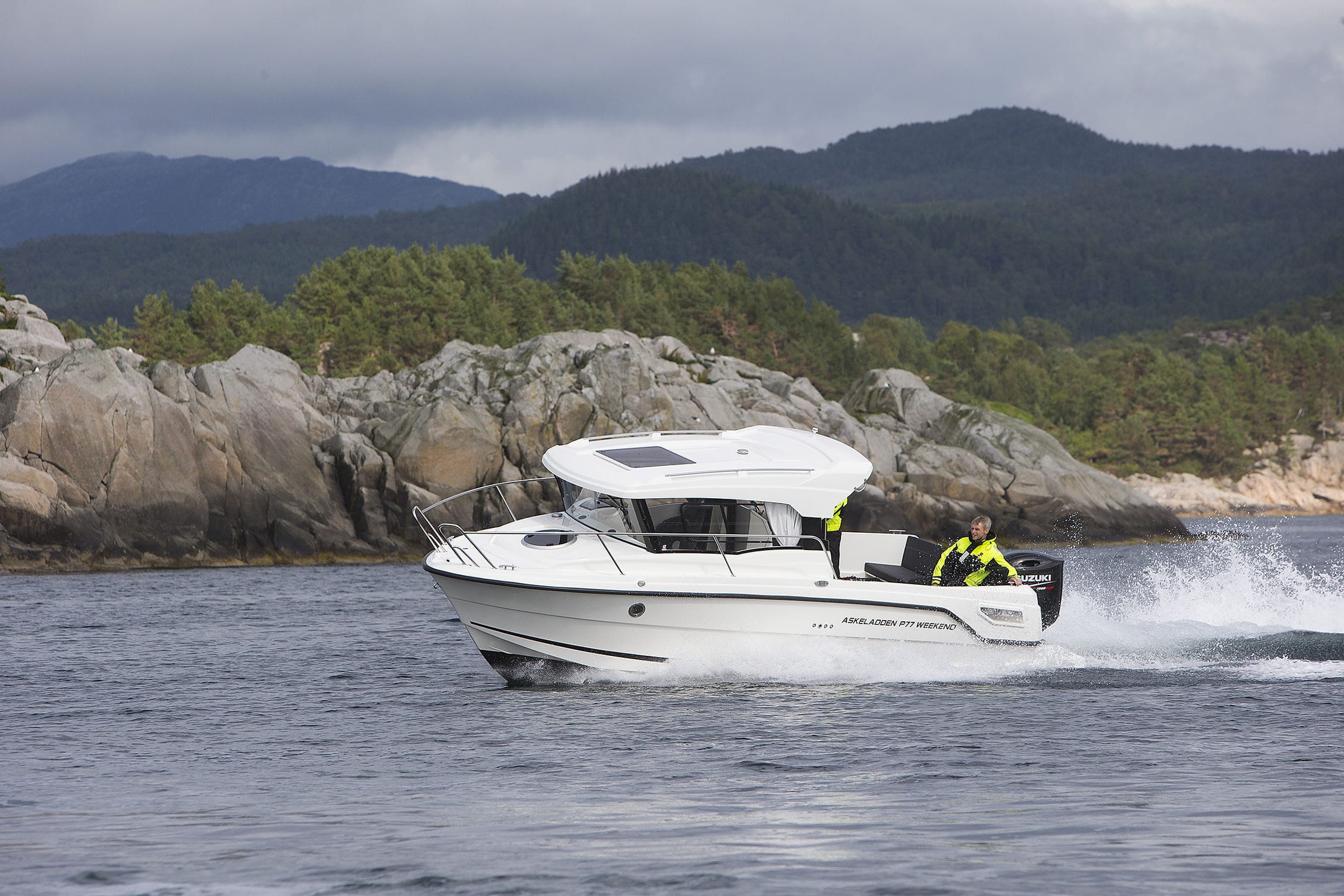 Outboard cabin cruiser - 770 Weekend - Parker Poland - wheelhouse ...
