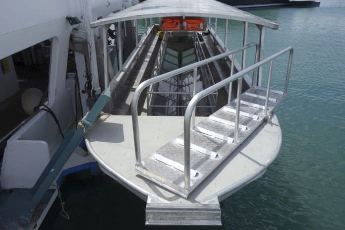 Glass-bottom boat professional boat - English Engineering - inboard