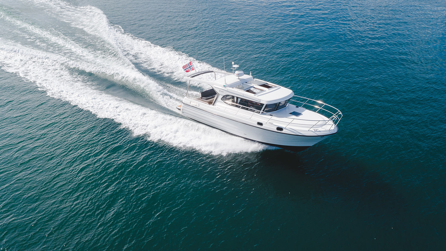 Inboard express cruiser - 1030 - Viknes - diesel / semi-displacement ...