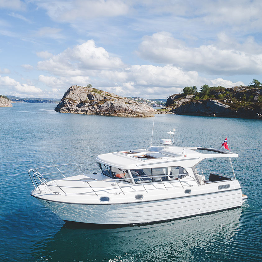 Inboard express cruiser - 1030 - Viknes - diesel / semi-displacement ...